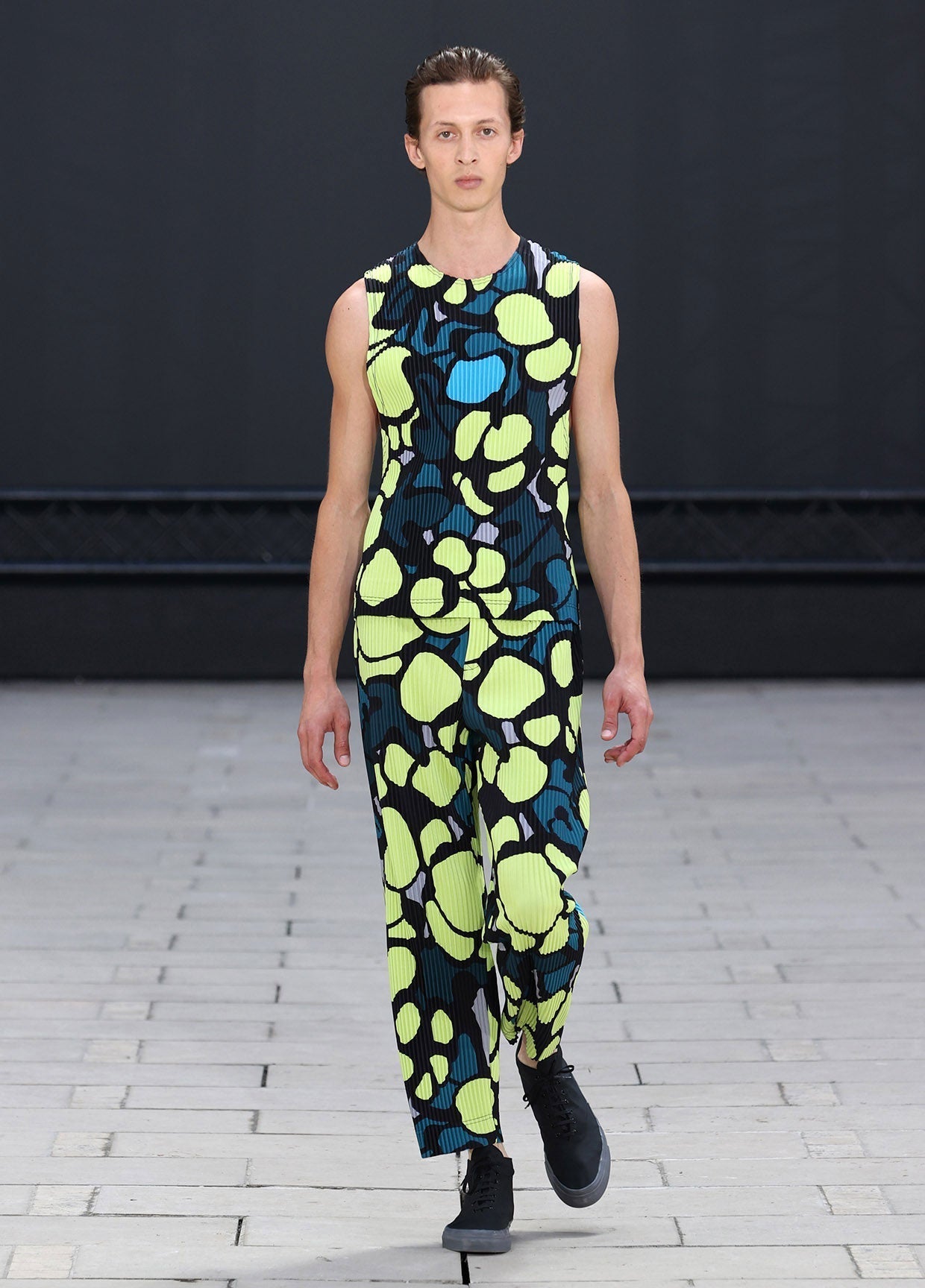HOMME PLISSÉ ISSEY MIYAKE SPRING SUMMER 2023 COLLECTIONS33 HOMME PLISSÉ ISSEY MIYAKE SPRING SUMMER 2023 COLLECTIONS33